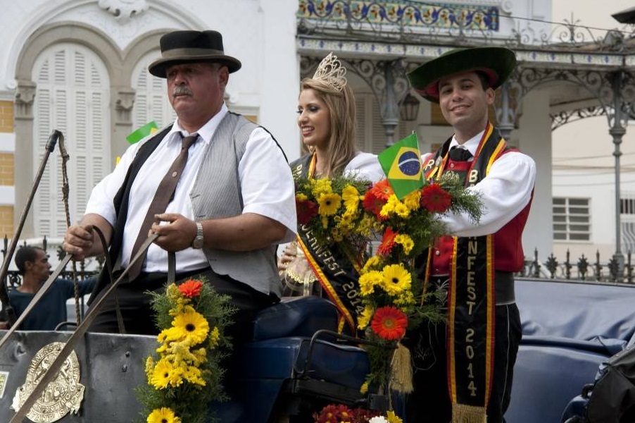 Confira as fotos do último desfile da Bauernfest – ACONTECE EM PETRÓPOLIS