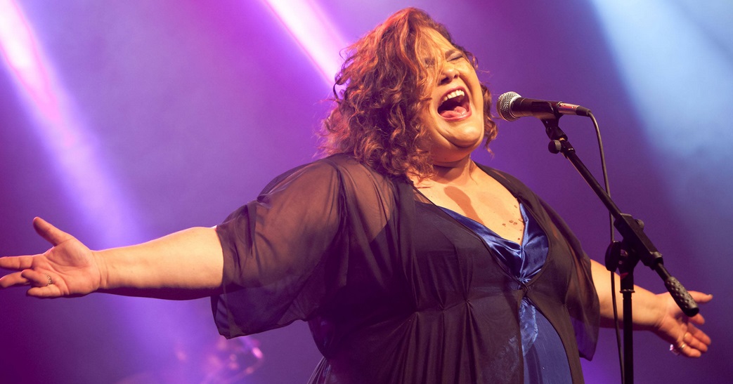 Cantora Simone Mazzer se apresenta no Theatro Dom Pedro – ACONTECE EM ...